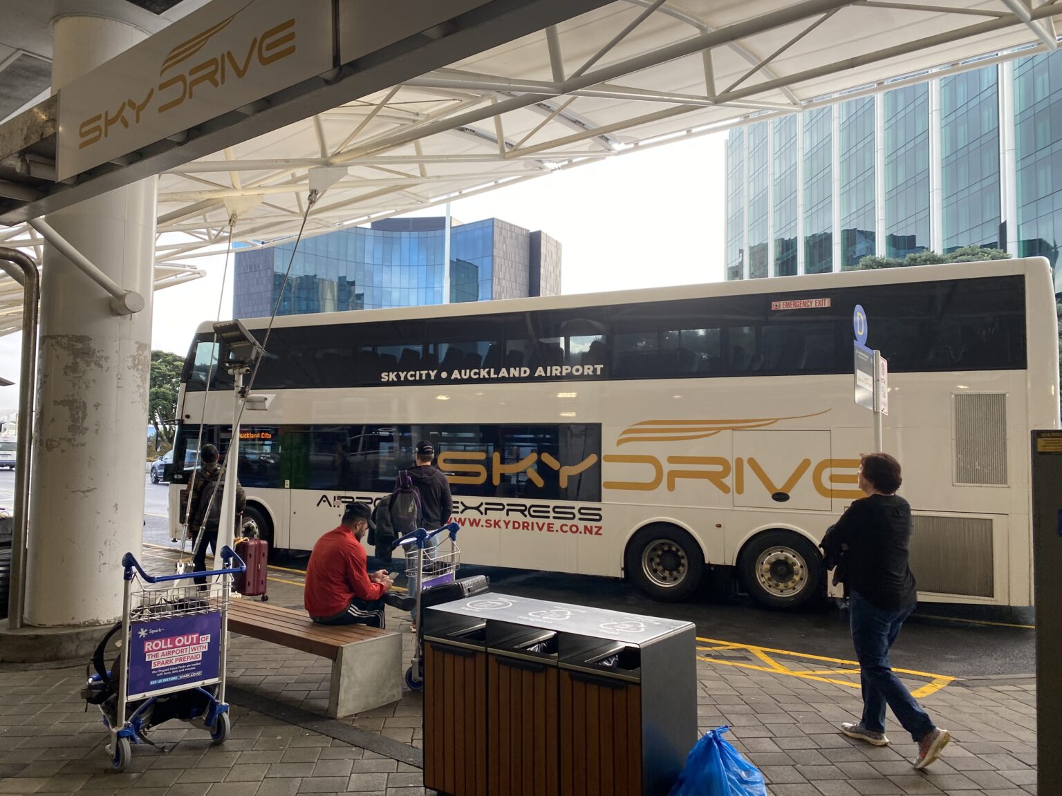 【NZ交通】オークランド空港から市内まで40分のバス『SKY DRIVE』 – HEY!!!