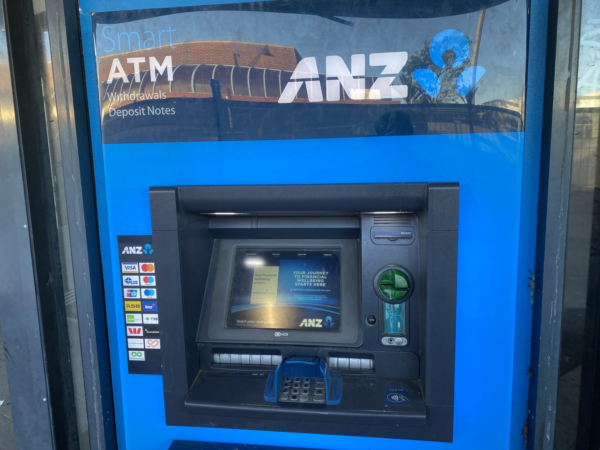 【海外ATM】ニュージーランドのATMでの現金引出し操作方法 – HEY!!!